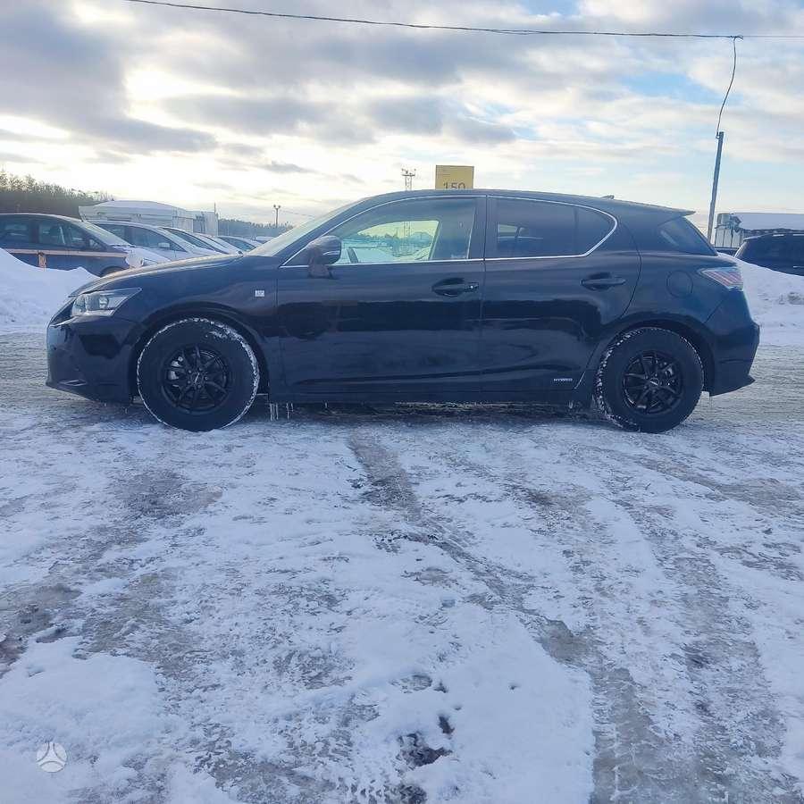 Black Lexus CT 200h 2015 in Vilnius, with an engine capacity of 1.80 L and mileage of 280 thousand km for 10400 €, photo 4 on AUTOMOTO.COM.LV