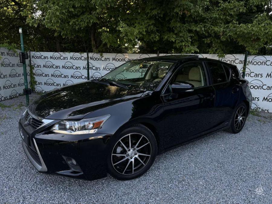Black Lexus CT 200h 2015 in Vilnius, with an engine capacity of 1.80 L and mileage of 149 thousand km for 10500 €, photo 1 on AUTOMOTO.COM.LV