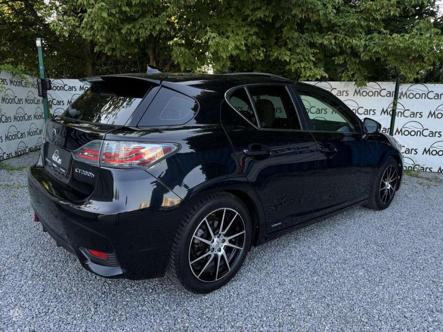 Black Lexus CT 200h 2015 in Vilnius, with an engine capacity of 1.80 L and mileage of 149 thousand km for 10500 €, photo 6 on AUTOMOTO.COM.LV