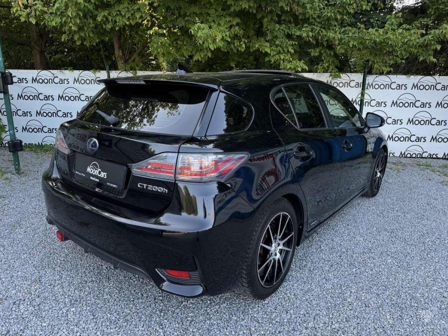 Black Lexus CT 200h 2015 in Vilnius, with an engine capacity of 1.80 L and mileage of 149 thousand km for 10500 €, photo 7 on AUTOMOTO.COM.LV