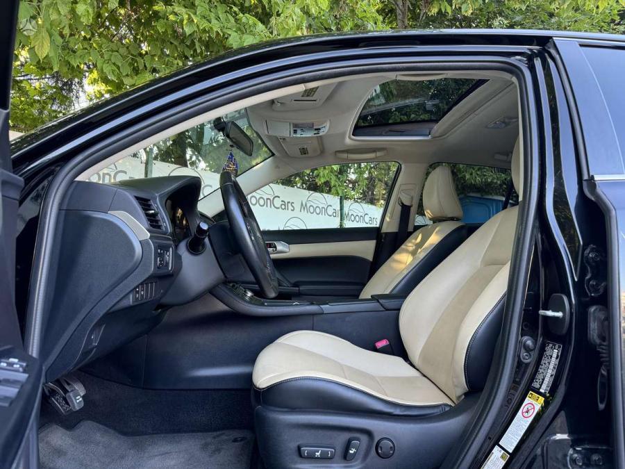Black Lexus CT 200h 2015 in Vilnius, with an engine capacity of 1.80 L and mileage of 149 thousand km for 10500 €, photo 11 on AUTOMOTO.COM.LV