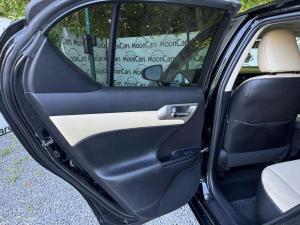 Black Lexus CT 200h 2015 in Vilnius, with an engine capacity of 1.80 L and mileage of 149 thousand km for 10500 €, photo 15 on AUTOMOTO.COM.LV