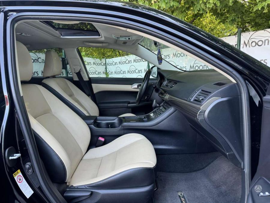 Black Lexus CT 200h 2015 in Vilnius, with an engine capacity of 1.80 L and mileage of 149 thousand km for 10500 €, photo 17 on AUTOMOTO.COM.LV