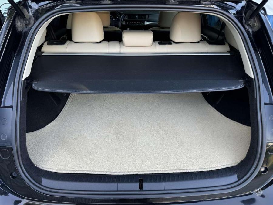 Black Lexus CT 200h 2015 in Vilnius, with an engine capacity of 1.80 L and mileage of 149 thousand km for 10500 €, photo 19 on AUTOMOTO.COM.LV