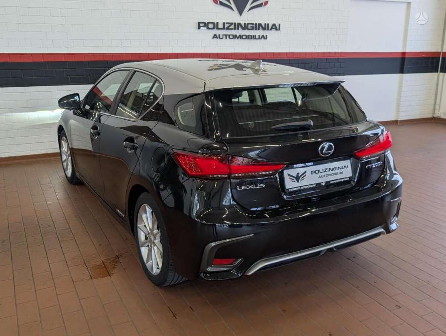 Black Lexus CT 200h 2018 in Kaunas, with an engine capacity of 1.80 L and mileage of 161 thousand km for 16300 €, photo 4 on AUTOMOTO.COM.LV
