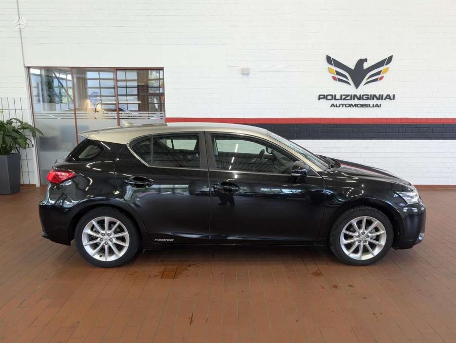Black Lexus CT 200h 2018 in Kaunas, with an engine capacity of 1.80 L and mileage of 161 thousand km for 16300 €, photo 6 on AUTOMOTO.COM.LV