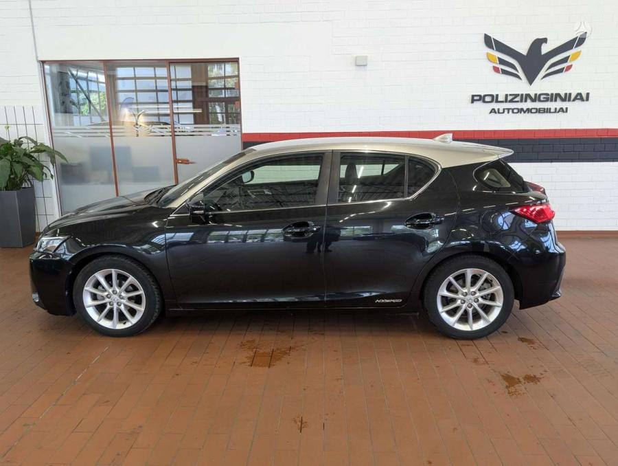 Black Lexus CT 200h 2018 in Kaunas, with an engine capacity of 1.80 L and mileage of 161 thousand km for 16300 €, photo 7 on AUTOMOTO.COM.LV