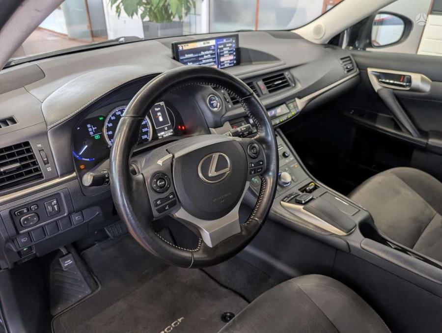 Black Lexus CT 200h 2018 in Kaunas, with an engine capacity of 1.80 L and mileage of 161 thousand km for 16300 €, photo 8 on AUTOMOTO.COM.LV