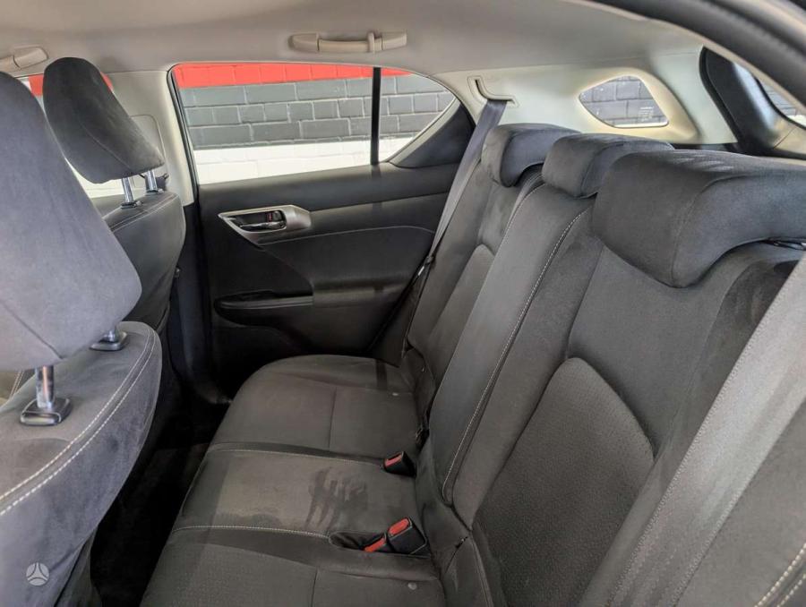Black Lexus CT 200h 2018 in Kaunas, with an engine capacity of 1.80 L and mileage of 161 thousand km for 16300 €, photo 14 on AUTOMOTO.COM.LV