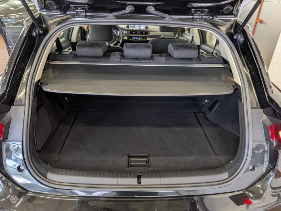Black Lexus CT 200h 2018 in Kaunas, with an engine capacity of 1.80 L and mileage of 161 thousand km for 16300 €, photo 15 on AUTOMOTO.COM.LV