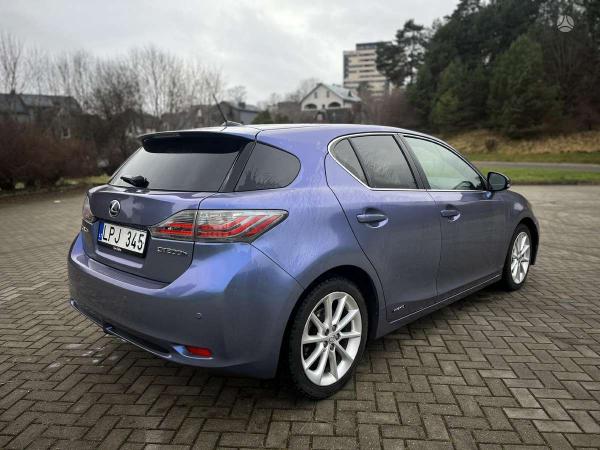 Zils Lexus CT 200h 2011 Viļņa, ar dzinēja tilpumu 1.80 L un nobraukumu 310 tūkst. km par 9000 €, foto 4 vietnē AUTOMOTO.COM.LV