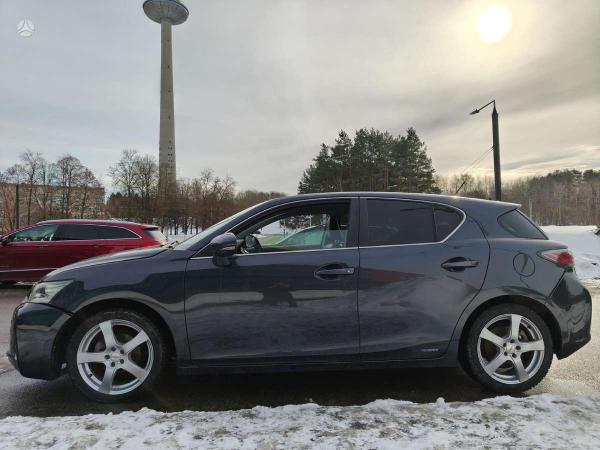 Blue Lexus CT 200h 2011 in Vilnius, with an engine capacity of 1.80 L and mileage of 284 thousand km for 5400 €, photo 8 on AUTOMOTO.COM.LV