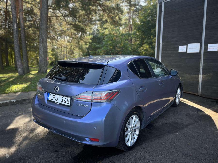 Blue Lexus CT 200h 2011 in Vilnius, with an engine capacity of 1.80 L and mileage of 321 thousand km for 7900 €, photo 4 on AUTOMOTO.COM.LV