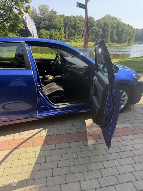 Синий Лексус CT 200h 2012 в Вильнюс, объемом двигателя 1.80 л и пробегом 327 тыс. км за 7700 €, фото 2 на AUTOMOTO.COM.LV