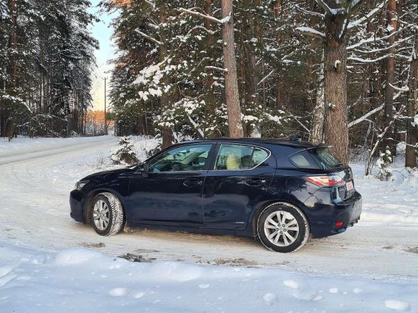 Zils Lexus CT 200h 2014 Viļņa, ar dzinēja tilpumu 1.80 L un nobraukumu 240 tūkst. km par 9200 €, foto 2 vietnē AUTOMOTO.COM.LV