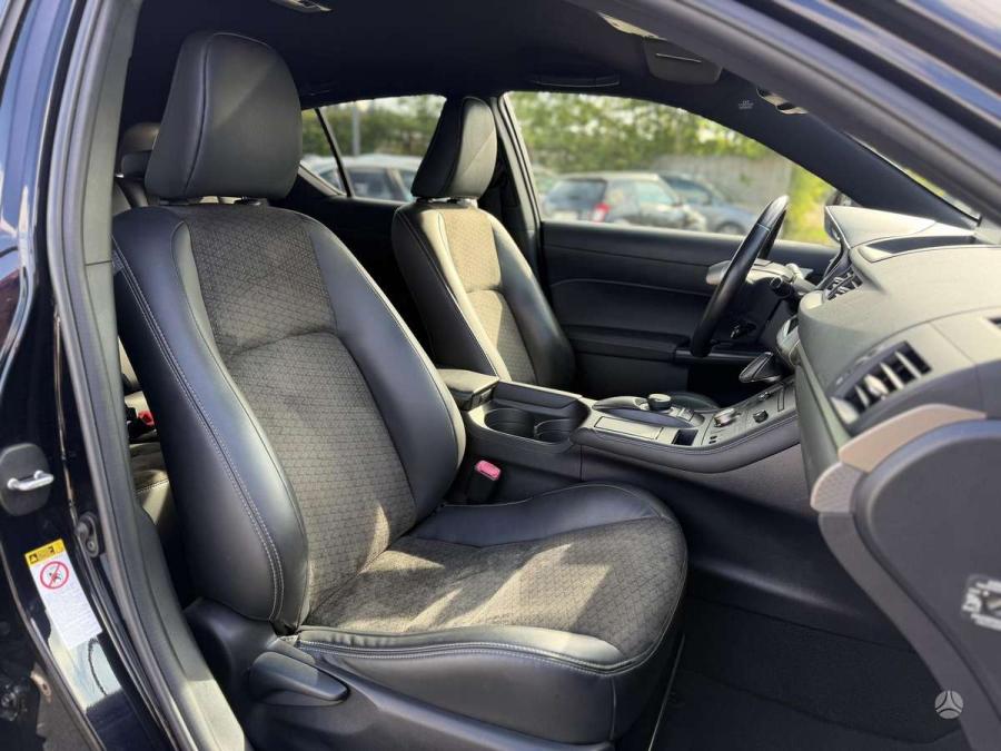 Blue Lexus CT 200h 2014 in Vilnius, with an engine capacity of 1.80 L and mileage of 175 thousand km for 12000 €, photo 19 on AUTOMOTO.COM.LV