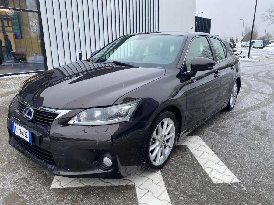 Brown Lexus CT 200h 2011 in Vilnius, with an engine capacity of 1.80 L and mileage of 218 thousand km for 8500 €, photo 1 on AUTOMOTO.COM.LV