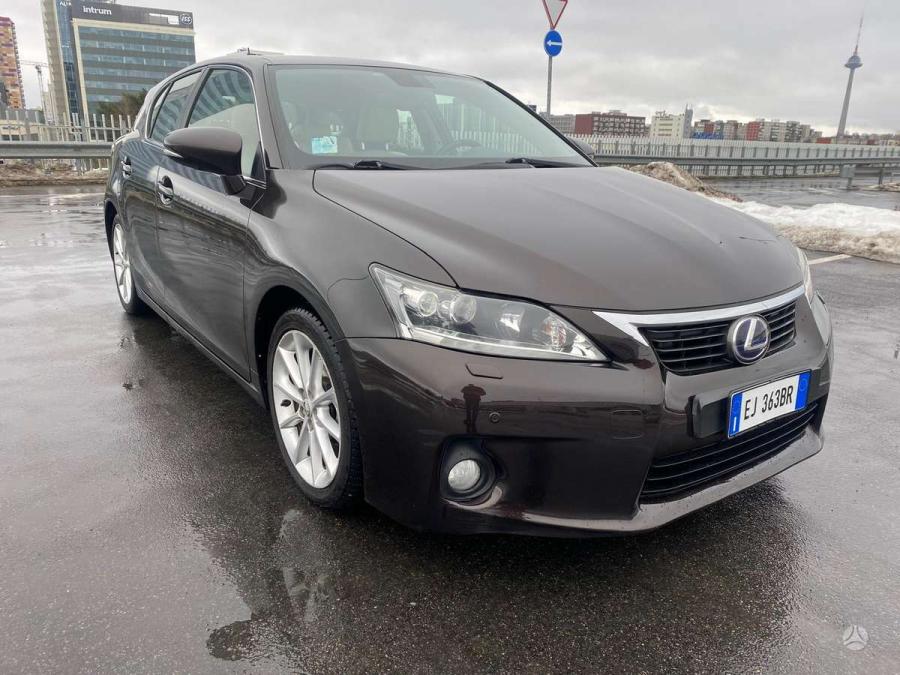 Brown Lexus CT 200h 2011 in Vilnius, with an engine capacity of 1.80 L and mileage of 218 thousand km for 8500 €, photo 1 on AUTOMOTO.COM.LV