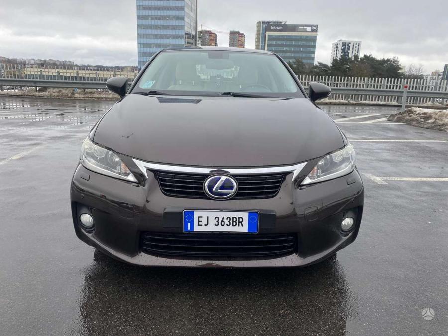Brown Lexus CT 200h 2011 in Vilnius, with an engine capacity of 1.80 L and mileage of 218 thousand km for 8500 €, photo 2 on AUTOMOTO.COM.LV