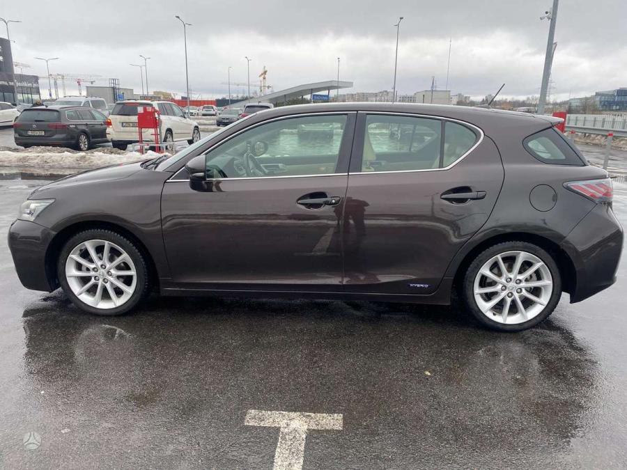 Brown Lexus CT 200h 2011 in Vilnius, with an engine capacity of 1.80 L and mileage of 218 thousand km for 8500 €, photo 4 on AUTOMOTO.COM.LV
