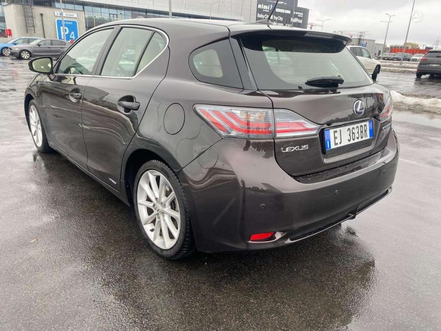 Brown Lexus CT 200h 2011 in Vilnius, with an engine capacity of 1.80 L and mileage of 218 thousand km for 8500 €, photo 5 on AUTOMOTO.COM.LV