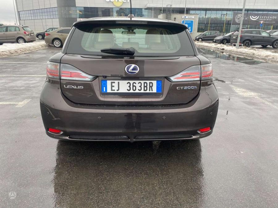 Brown Lexus CT 200h 2011 in Vilnius, with an engine capacity of 1.80 L and mileage of 218 thousand km for 8500 €, photo 6 on AUTOMOTO.COM.LV