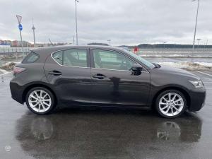 Brown Lexus CT 200h 2011 in Vilnius, with an engine capacity of 1.80 L and mileage of 218 thousand km for 8500 €, photo 8 on AUTOMOTO.COM.LV