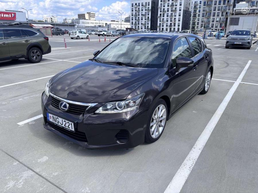 Brown Lexus CT 200h 2011 in Vilnius, with an engine capacity of 1.80 L and mileage of 173 thousand km for 7900 €, photo 1 on AUTOMOTO.COM.LV