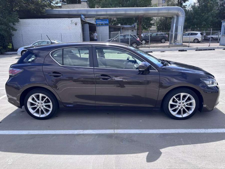 Brown Lexus CT 200h 2011 in Vilnius, with an engine capacity of 1.80 L and mileage of 173 thousand km for 7900 €, photo 5 on AUTOMOTO.COM.LV