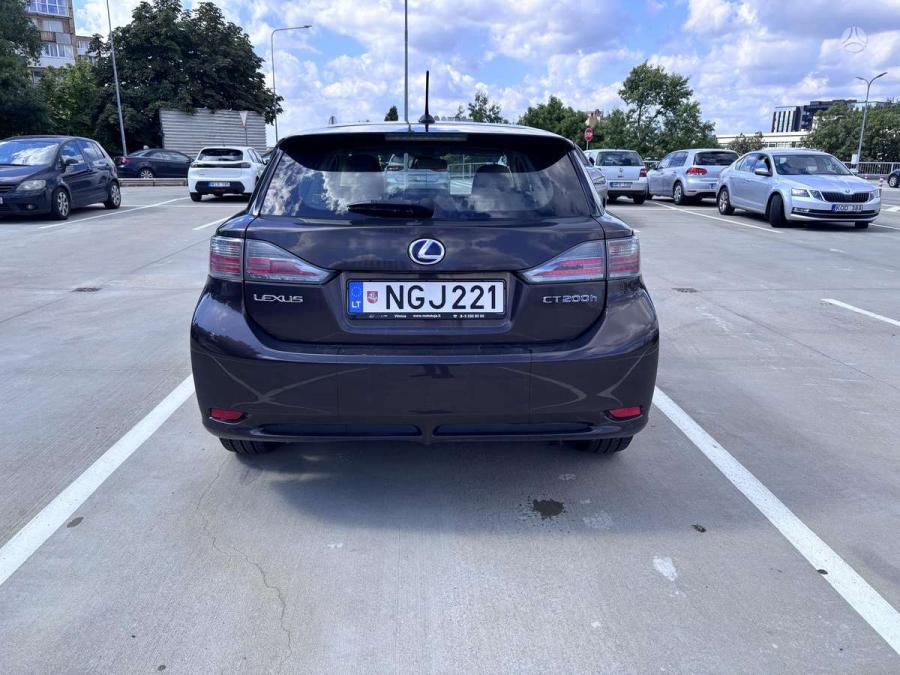 Brown Lexus CT 200h 2011 in Vilnius, with an engine capacity of 1.80 L and mileage of 173 thousand km for 7900 €, photo 7 on AUTOMOTO.COM.LV