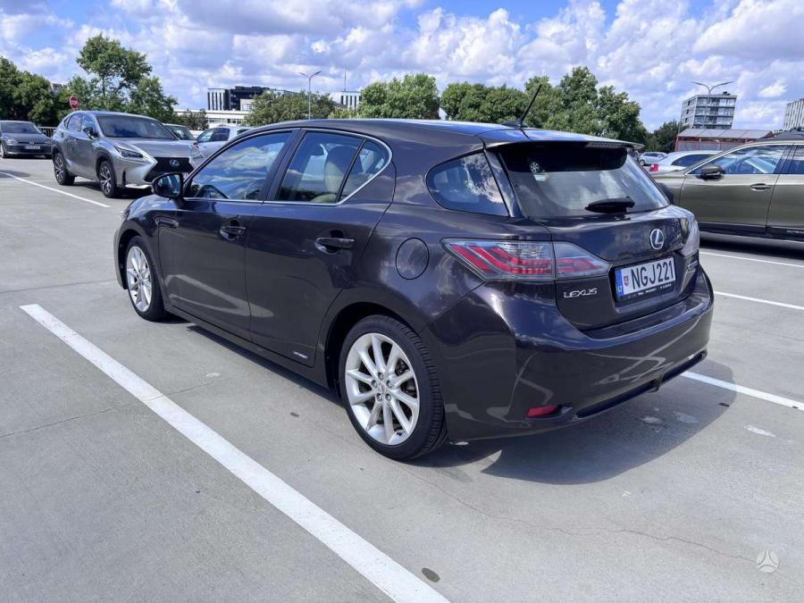 Brown Lexus CT 200h 2011 in Vilnius, with an engine capacity of 1.80 L and mileage of 173 thousand km for 7900 €, photo 8 on AUTOMOTO.COM.LV