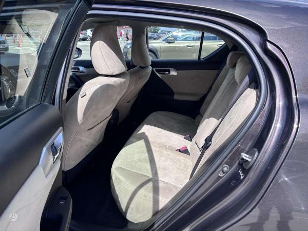 Brūns Lexus CT 200h 2011 Viļņa, ar dzinēja tilpumu 1.80 L un nobraukumu 173 tūkst. km par 7900 €, foto 8 vietnē AUTOMOTO.COM.LV