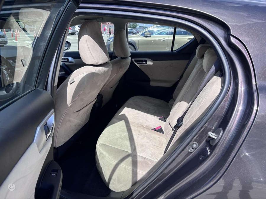 Brown Lexus CT 200h 2011 in Vilnius, with an engine capacity of 1.80 L and mileage of 173 thousand km for 7900 €, photo 9 on AUTOMOTO.COM.LV