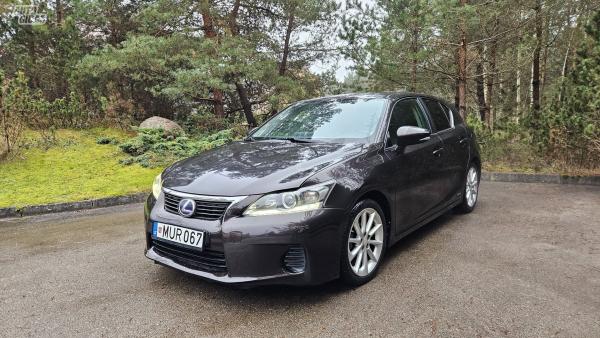 Brūns Lexus CT 200h 2012 Viļņa, ar dzinēja tilpumu 1.80 L un nobraukumu 146 tūkst. km par 8600 €, foto 1 vietnē AUTOMOTO.COM.LV