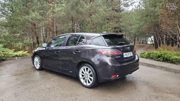 Brūns Lexus CT 200h 2012 Viļņa, ar dzinēja tilpumu 1.80 L un nobraukumu 146 tūkst. km par 8600 €, foto 3 vietnē AUTOMOTO.COM.LV