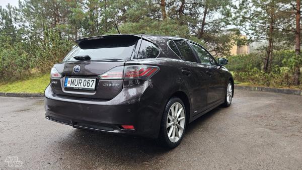 Brūns Lexus CT 200h 2012 Viļņa, ar dzinēja tilpumu 1.80 L un nobraukumu 146 tūkst. km par 8600 €, foto 10 vietnē AUTOMOTO.COM.LV