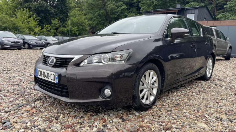 Brown Lexus CT 200h 2013 in Kaunas, with an engine capacity of 1.80 L and mileage of 250 thousand km for 8900 €, photo 1 on AUTOMOTO.COM.LV