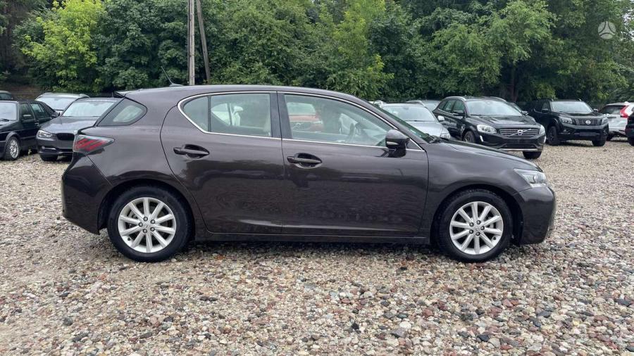 Brown Lexus CT 200h 2013 in Kaunas, with an engine capacity of 1.80 L and mileage of 250 thousand km for 8900 €, photo 5 on AUTOMOTO.COM.LV