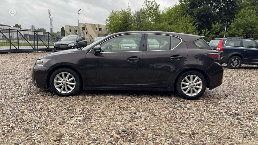 Brown Lexus CT 200h 2013 in Kaunas, with an engine capacity of 1.80 L and mileage of 250 thousand km for 8900 €, photo 8 on AUTOMOTO.COM.LV