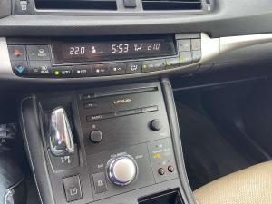 Brown Lexus CT 200h 2013 in Kaunas, with an engine capacity of 1.80 L and mileage of 250 thousand km for 8900 €, photo 17 on AUTOMOTO.COM.LV