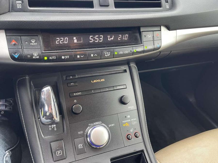 Brown Lexus CT 200h 2013 in Kaunas, with an engine capacity of 1.80 L and mileage of 250 thousand km for 8900 €, photo 17 on AUTOMOTO.COM.LV