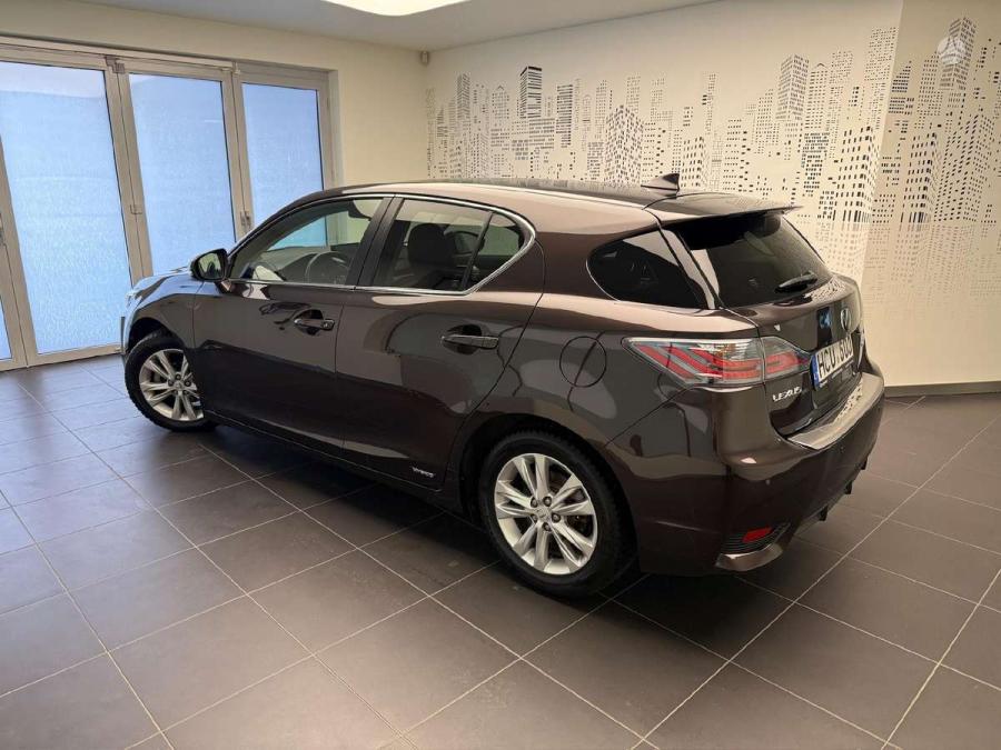 Brown Lexus CT 200h 2014 in Kaunas, with an engine capacity of 1.80 L and mileage of 143 thousand km for 12900 €, photo 2 on AUTOMOTO.COM.LV