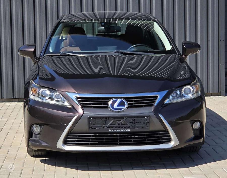 Brown Lexus CT 200h 2015 in Kaunas, with an engine capacity of 1.80 L and mileage of 217 thousand km for 10750 €, photo 1 on AUTOMOTO.COM.LV