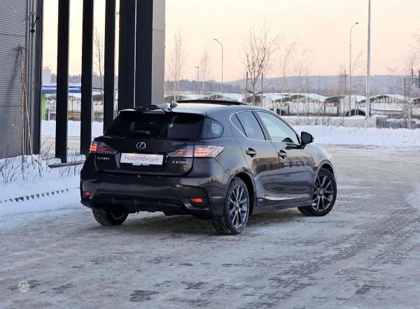 Brown Lexus CT 200h 2015 in Vilnius, with an engine capacity of 1.80 L and mileage of 300 thousand km for 9750 €, photo 5 on AUTOMOTO.COM.LV