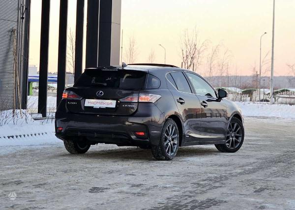 Brown Lexus CT 200h 2015 in Vilnius, with an engine capacity of 1.80 L and mileage of 300 thousand km for 9750 €, photo 9 on AUTOMOTO.COM.LV