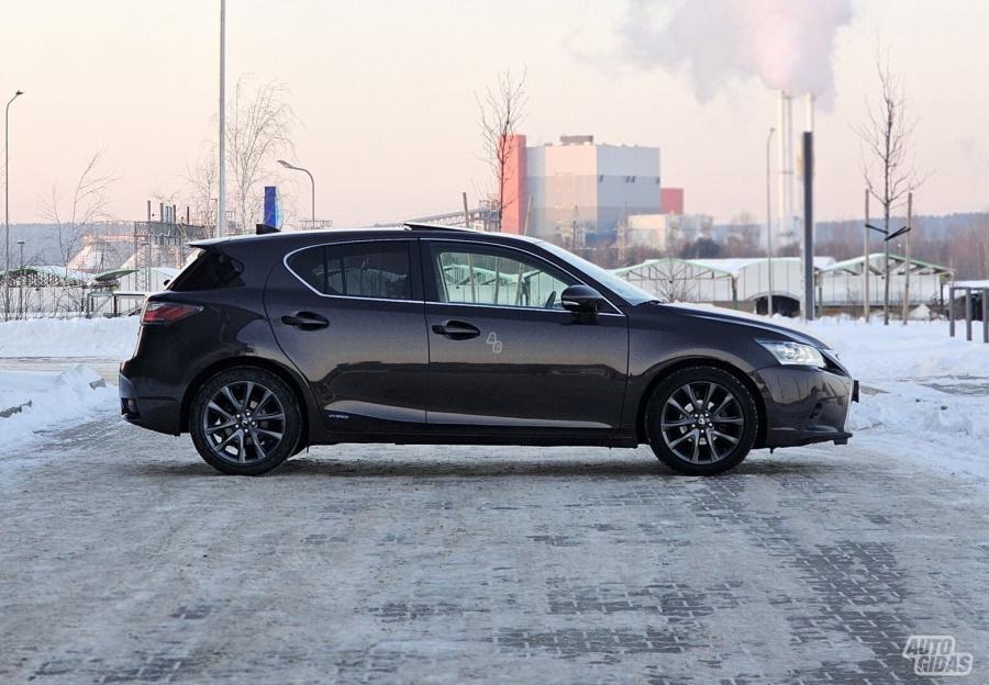 Brown Lexus CT 200h 2015 in Vilnius, with an engine capacity of 1.80 L and mileage of 300 thousand km for 9500 €, photo 3 on AUTOMOTO.COM.LV
