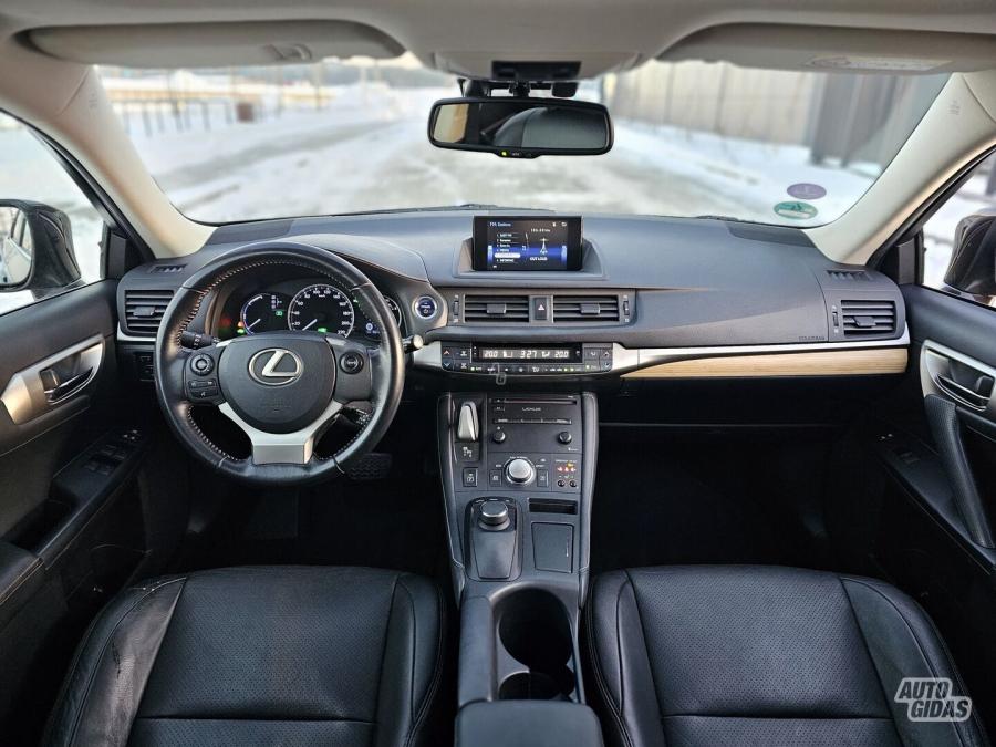 Brown Lexus CT 200h 2015 in Vilnius, with an engine capacity of 1.80 L and mileage of 300 thousand km for 9500 €, photo 16 on AUTOMOTO.COM.LV