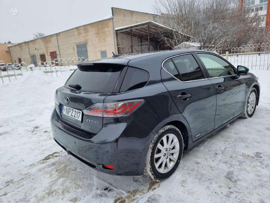 Pelēks Lexus CT 200h 2011 Panevēža, ar dzinēja tilpumu 1.80 L un nobraukumu 300 tūkst. km par 7800 €, foto 2 vietnē AUTOMOTO.COM.LV