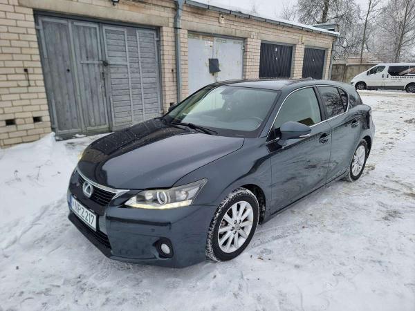 Grey Lexus CT 200h 2011 in Panevezys, with an engine capacity of 1.80 L and mileage of 300 thousand km for 7800 €, photo 3 on AUTOMOTO.COM.LV