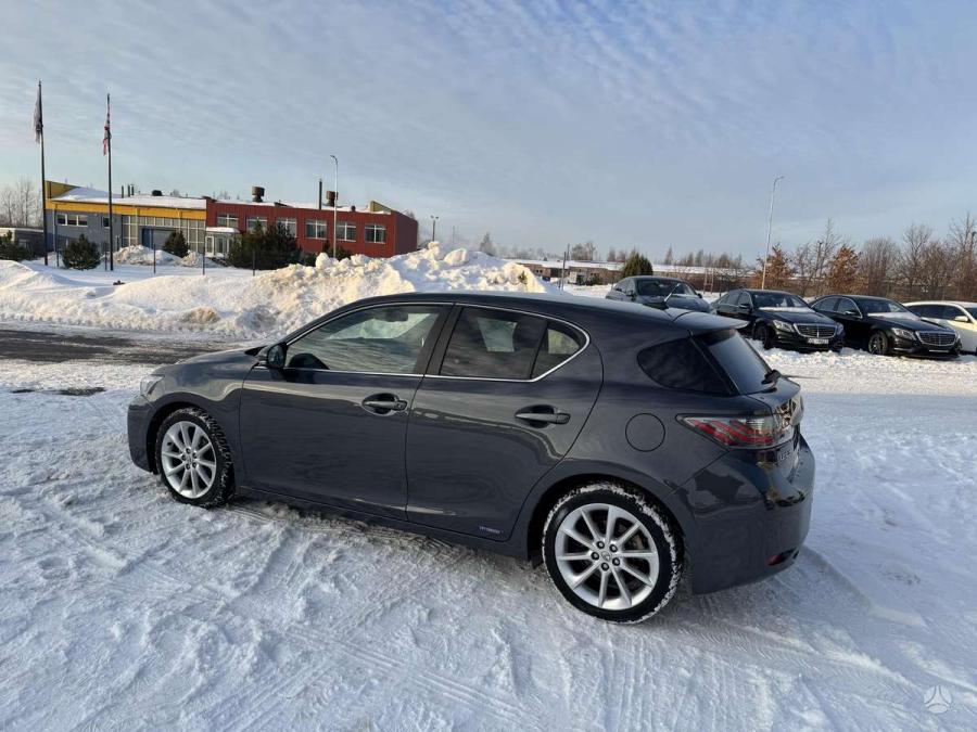 Pelēks Lexus CT 200h 2011 Telšiai, ar dzinēja tilpumu 1.80 L un nobraukumu 157 tūkst. km par 7200 €, foto 3 vietnē AUTOMOTO.COM.LV